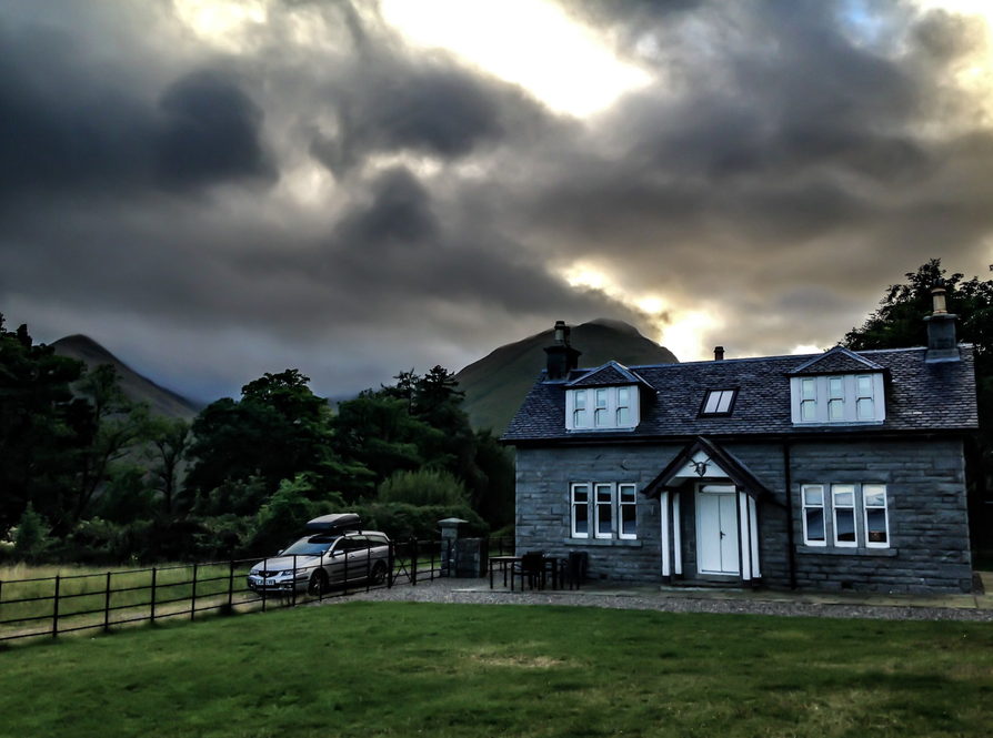 4. La abuela fallece y la casa se vende. El padre de la nieta se muda a un departamento en ...